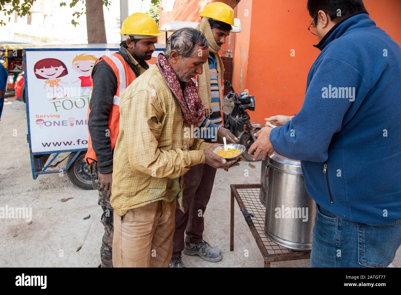Free distribution of food at a food camp in New Delhi for poor people ...