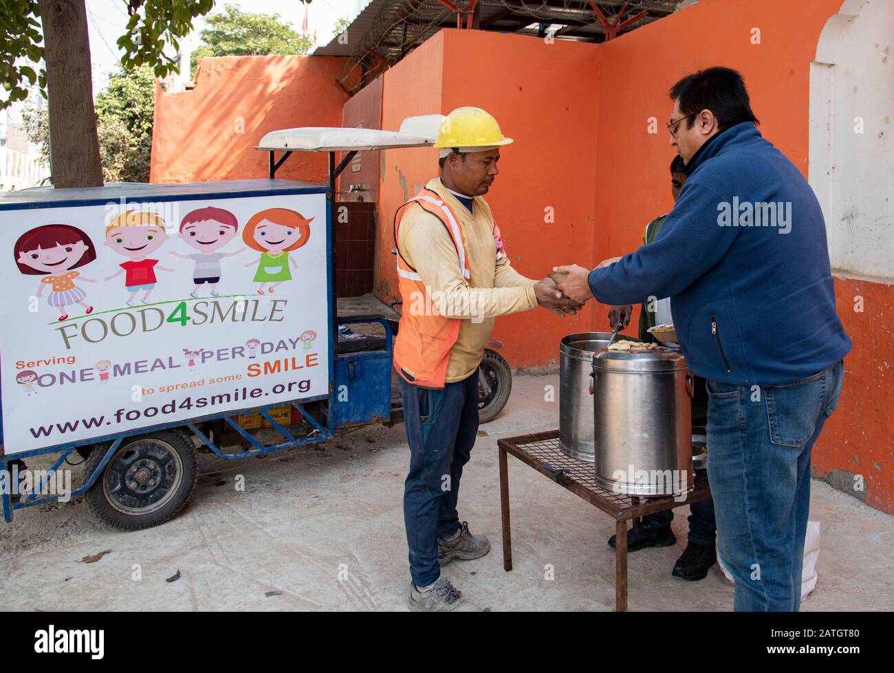 Free distribution of food at a food camp in New Delhi for poor people ...