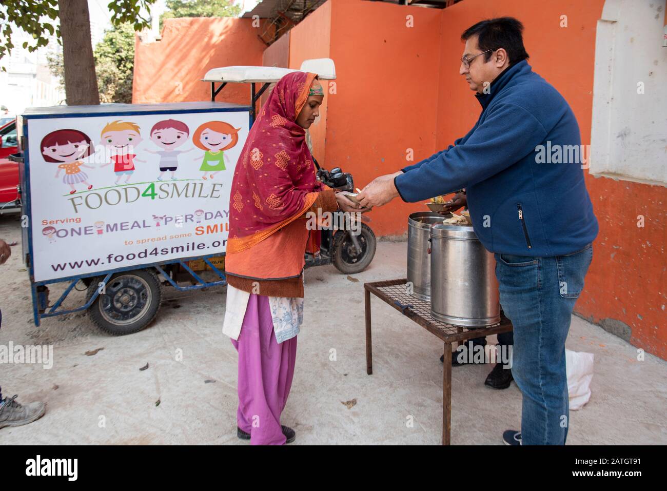 Free distribution of food at a food camp in New Delhi for poor people ...