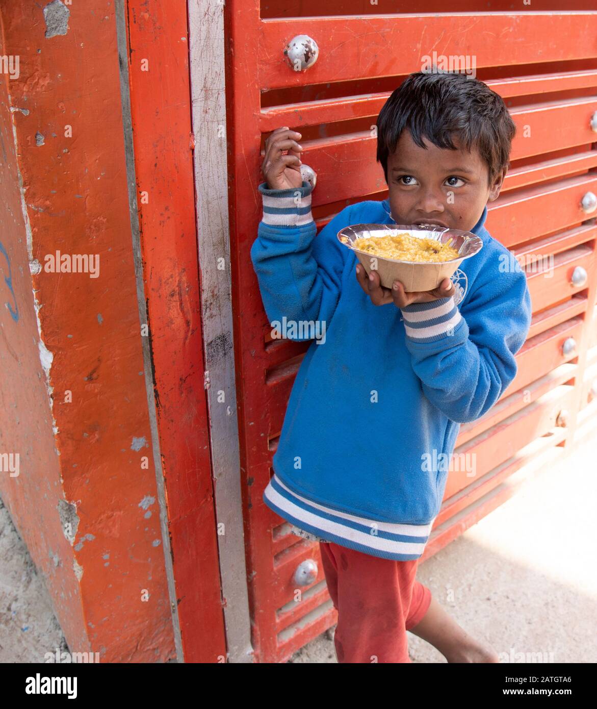 Free distribution of food at a food camp in New Delhi for poor people ...