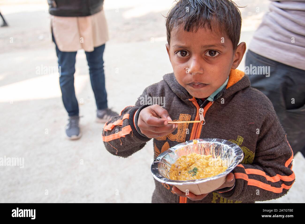 Free distribution of food at a food camp in New Delhi for poor people ...