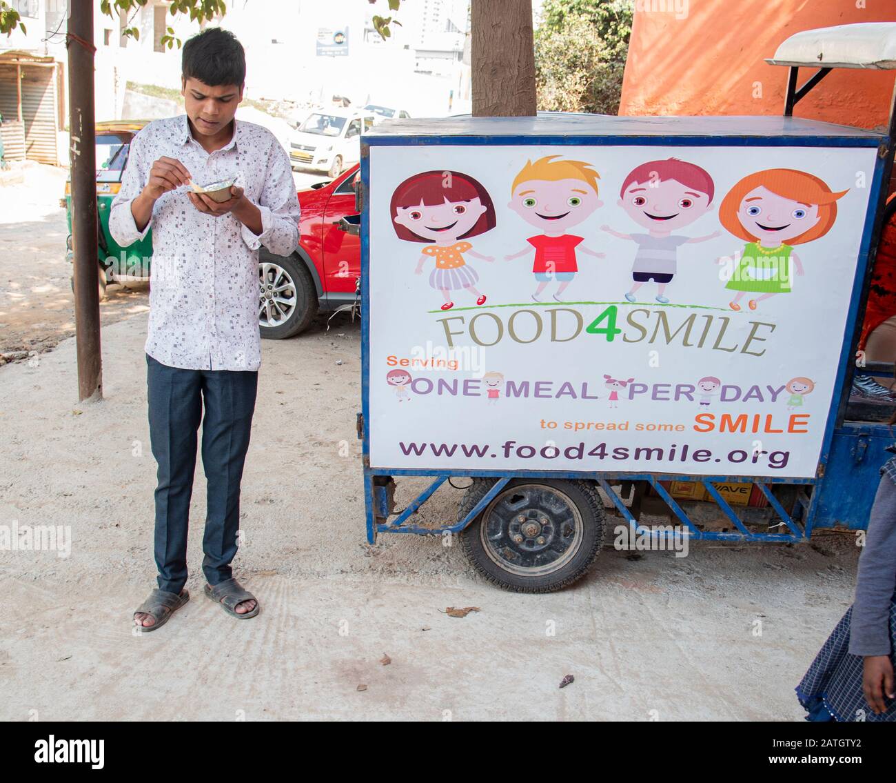 Free distribution of food at a food camp in New Delhi for poor people ...