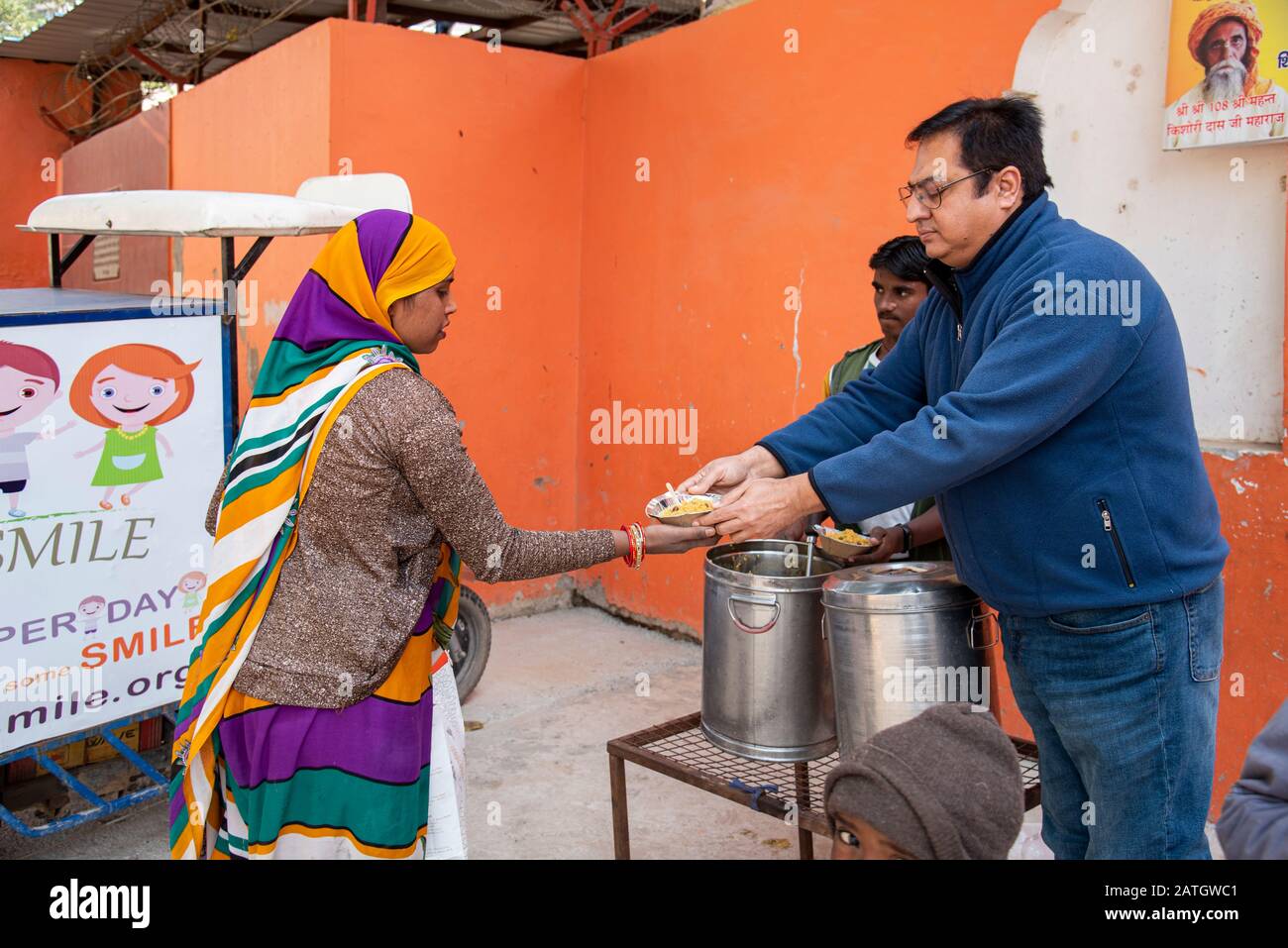 Free distribution of food at a food camp in New Delhi for poor people ...