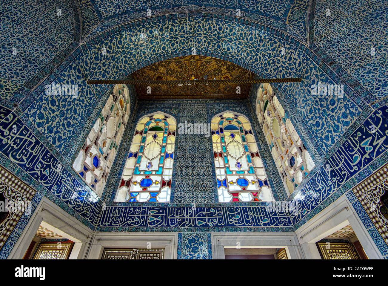 Wall decoration in topkapi palace hi-res stock photography and images ...