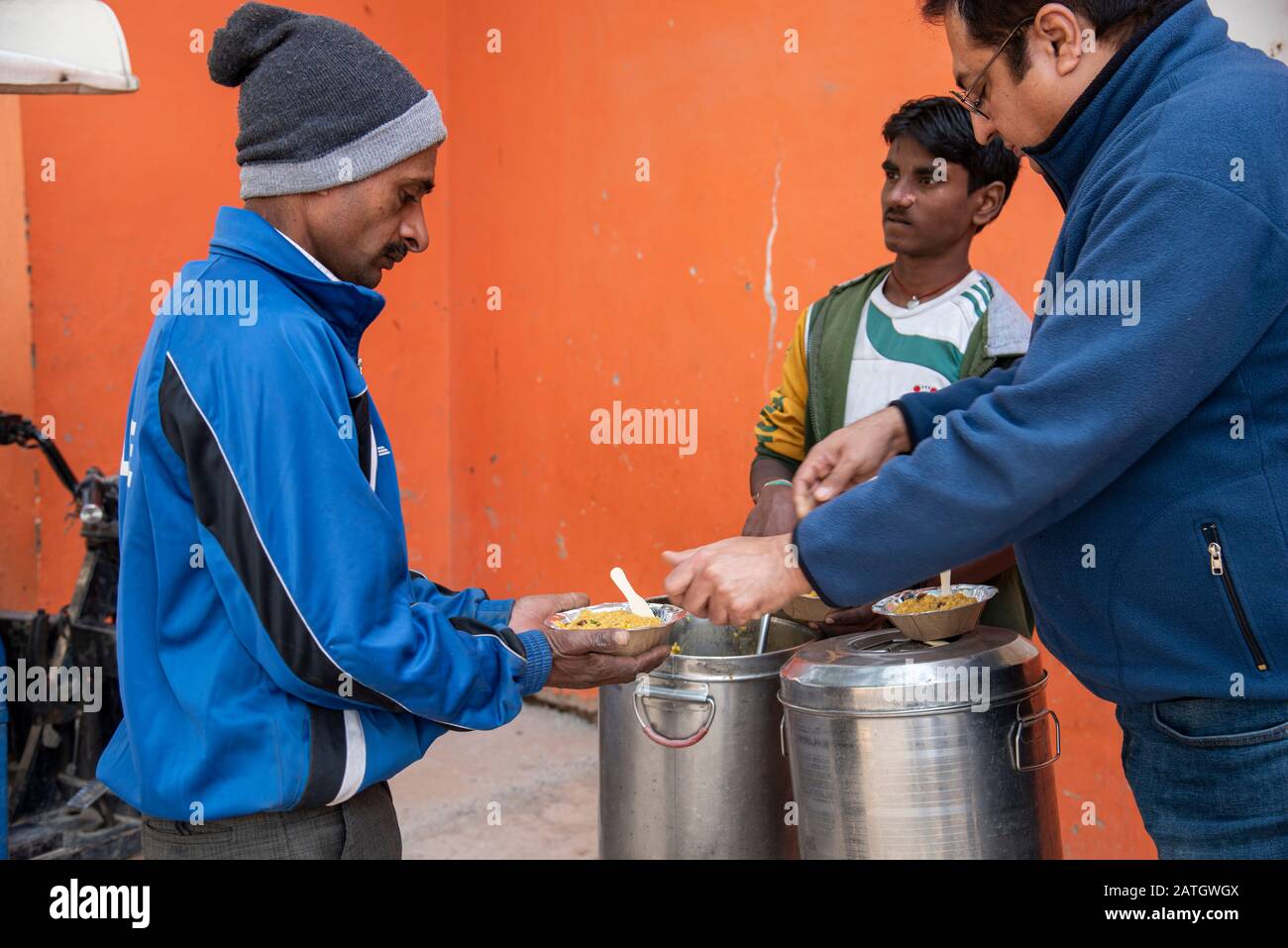 Free distribution of food at a food camp in New Delhi for poor people ...