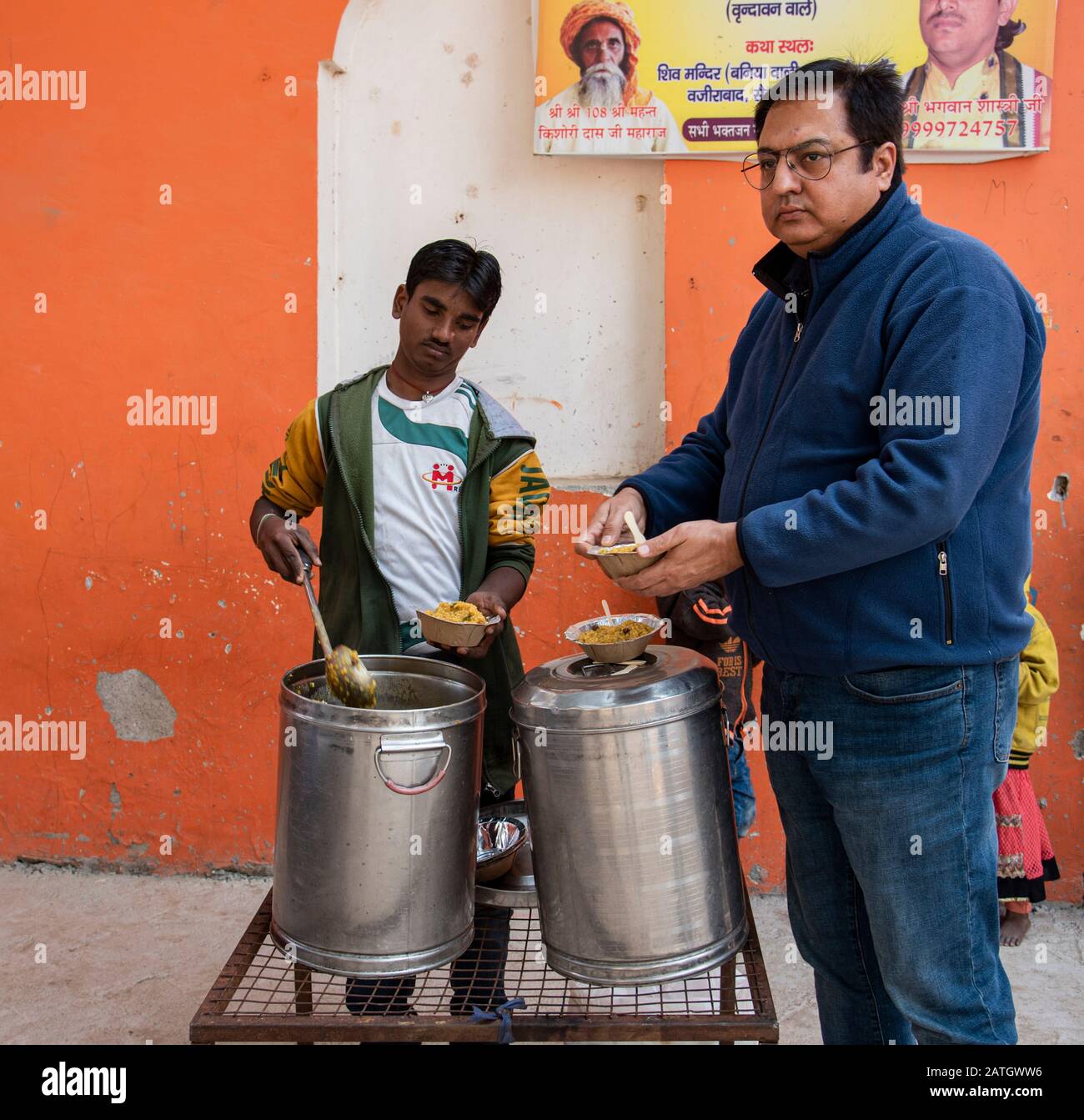 Free distribution of food at a food camp in New Delhi for poor people ...