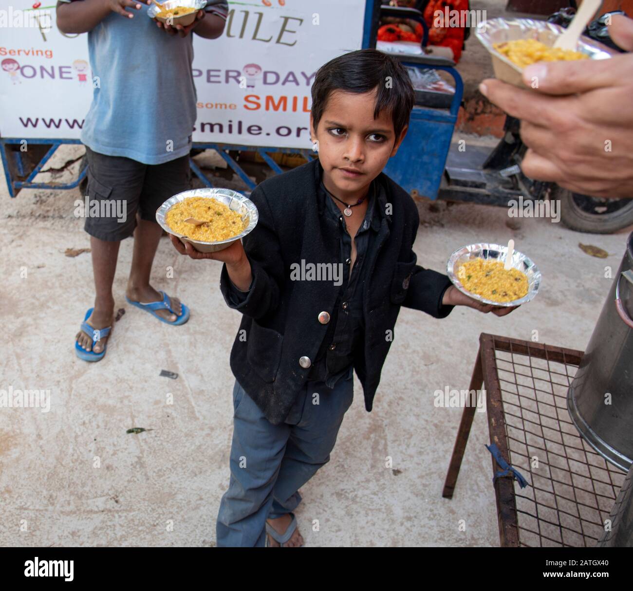 Free distribution of food at a food camp in New Delhi for poor people ...
