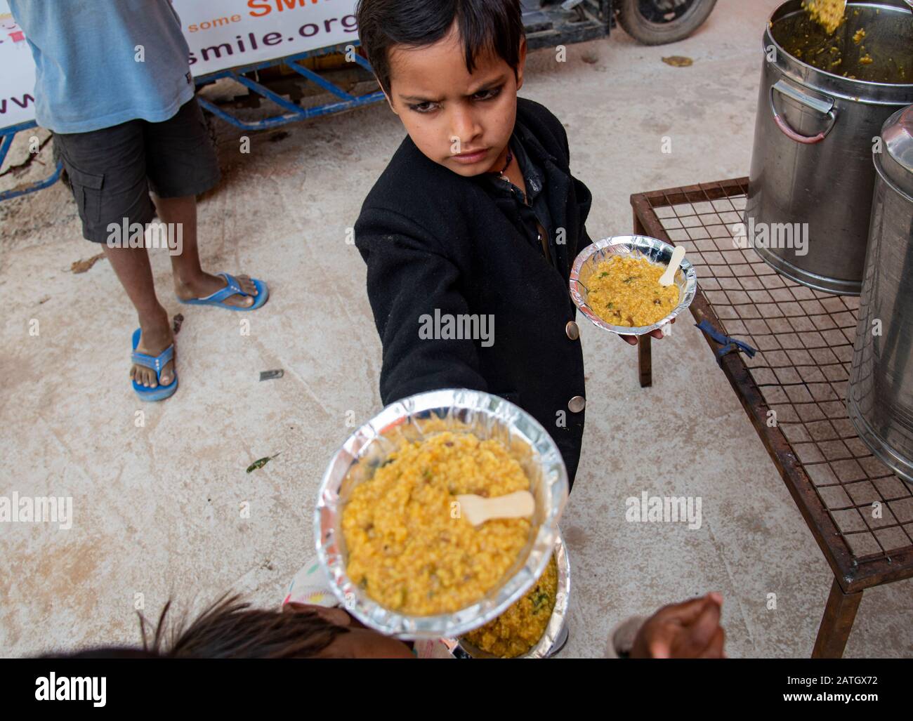 Free distribution of food at a food camp in New Delhi for poor people ...