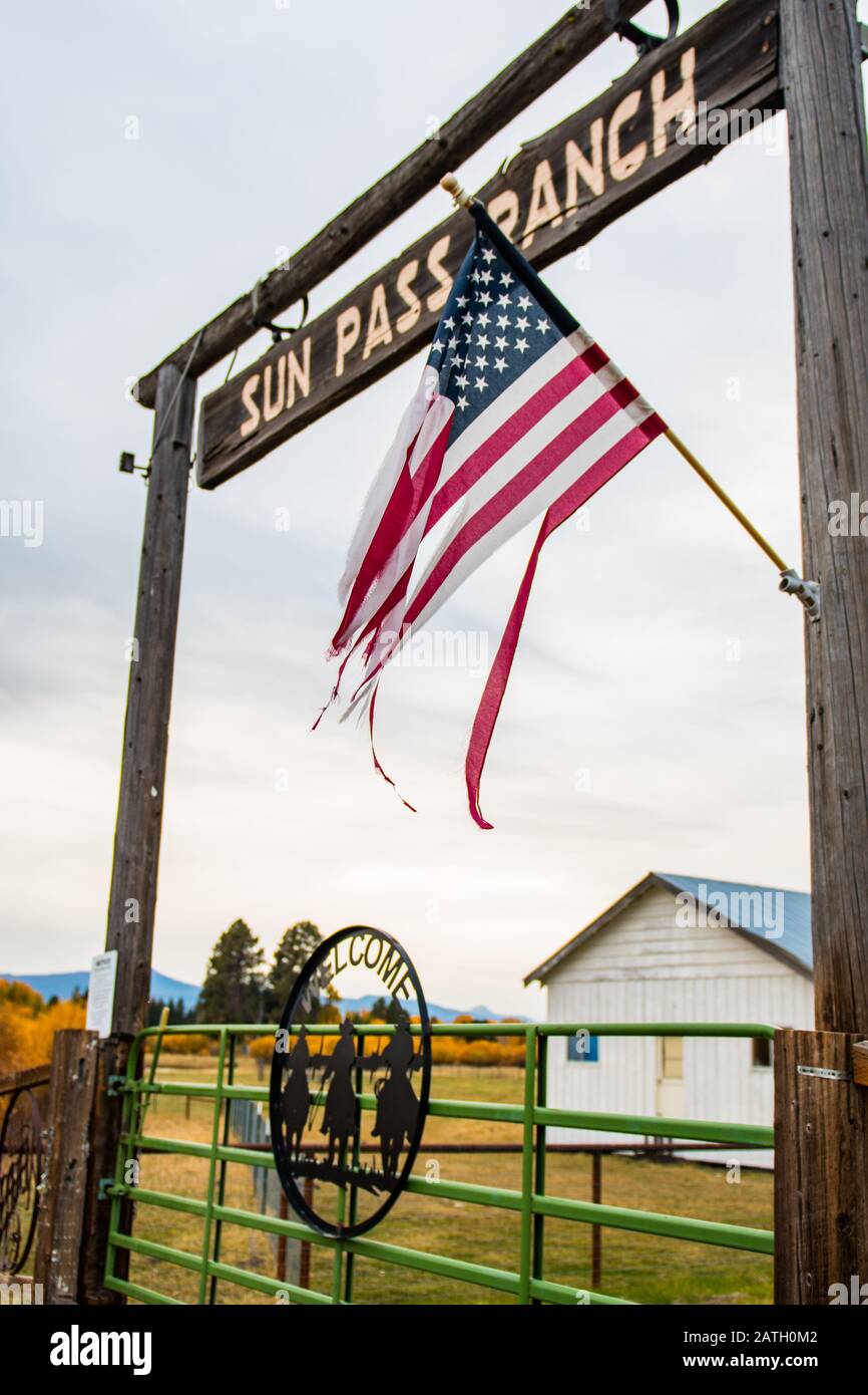 Ranch entrance sign entry arch hi-res stock photography and images - Alamy