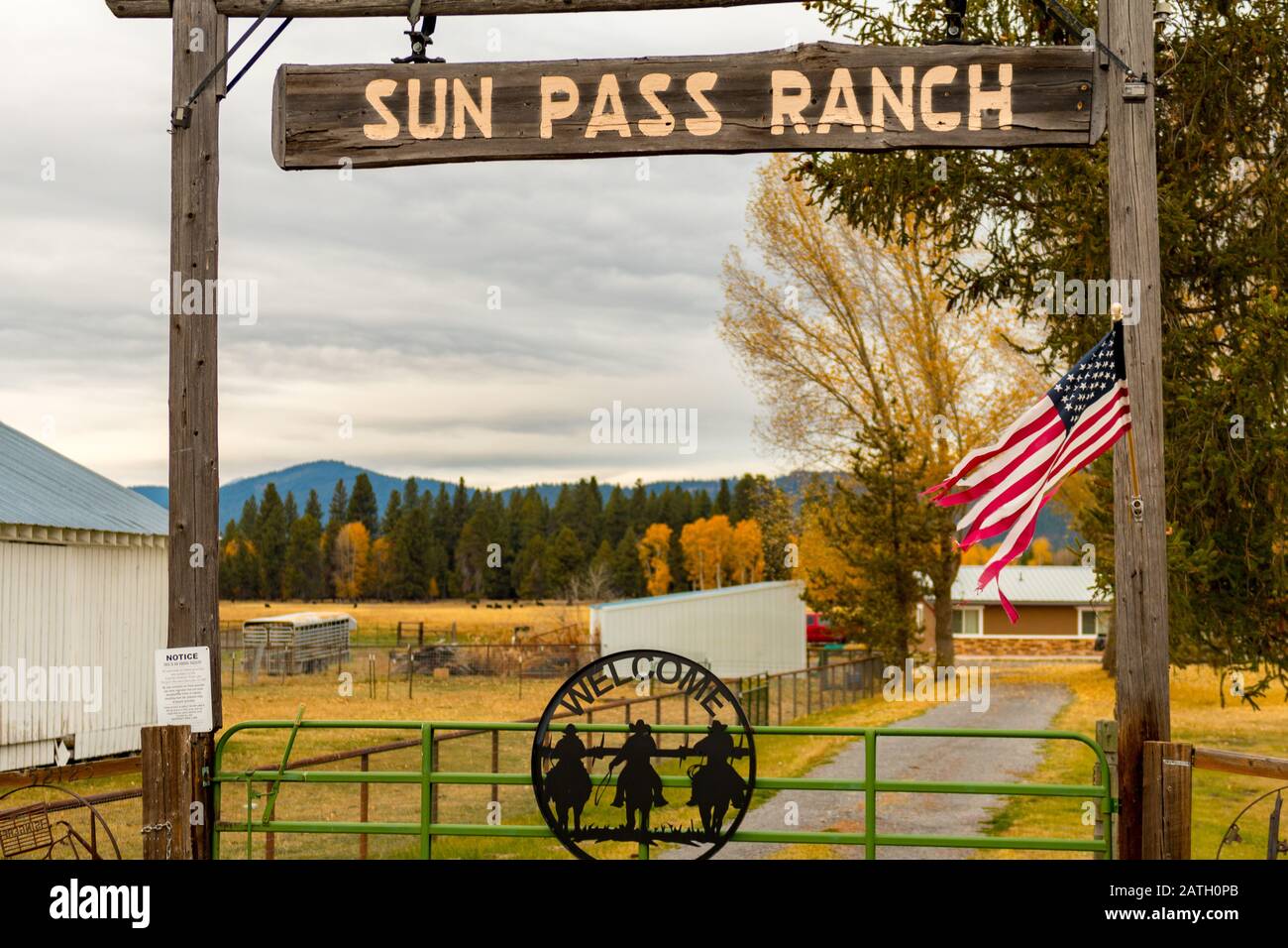 Ranch entrance sign entry arch hi-res stock photography and images - Alamy