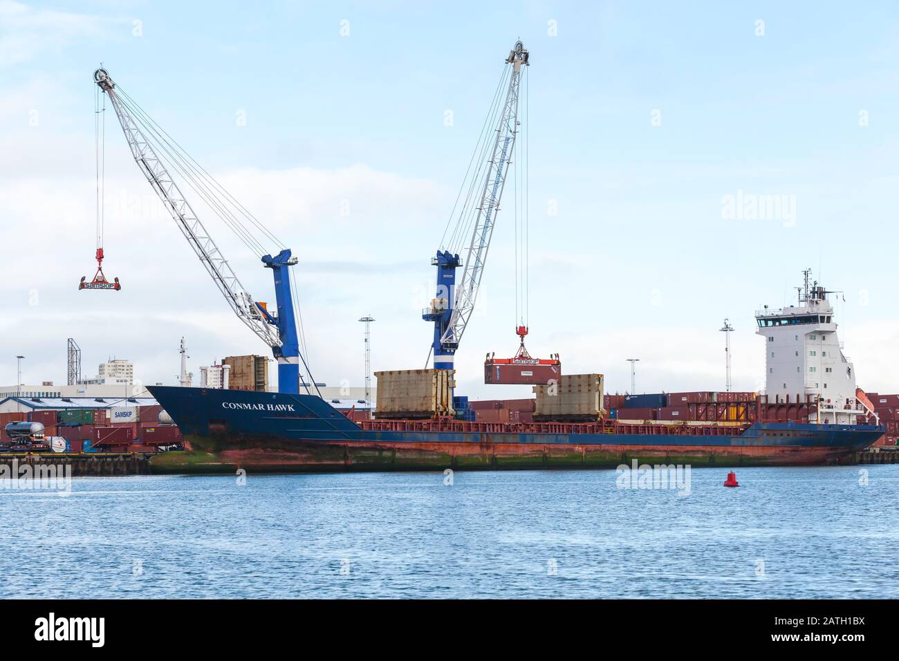 Mooring of a container ship hi-res stock photography and images - Alamy