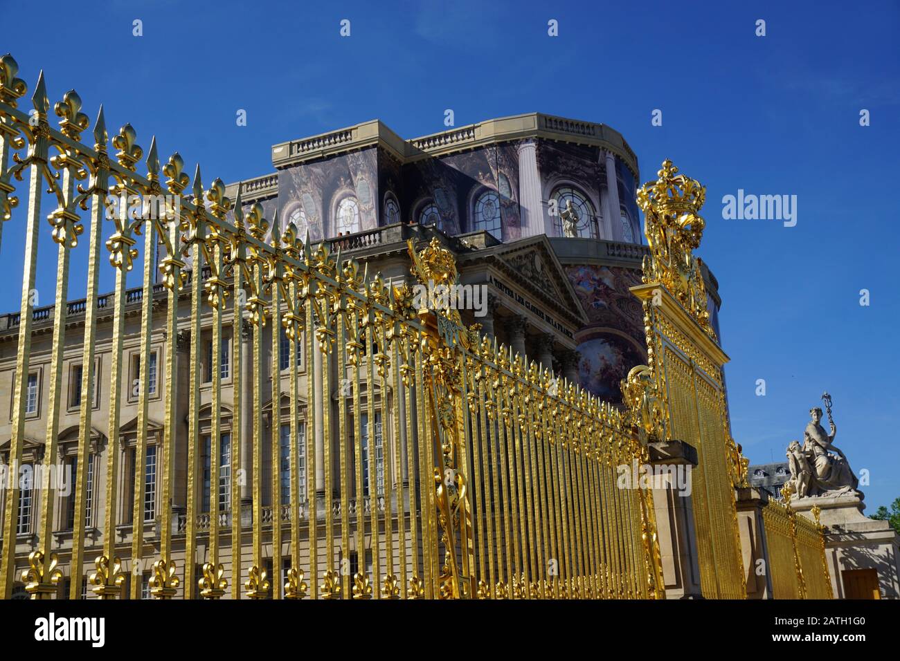 Metal fence gold hi-res stock photography and images - Alamy