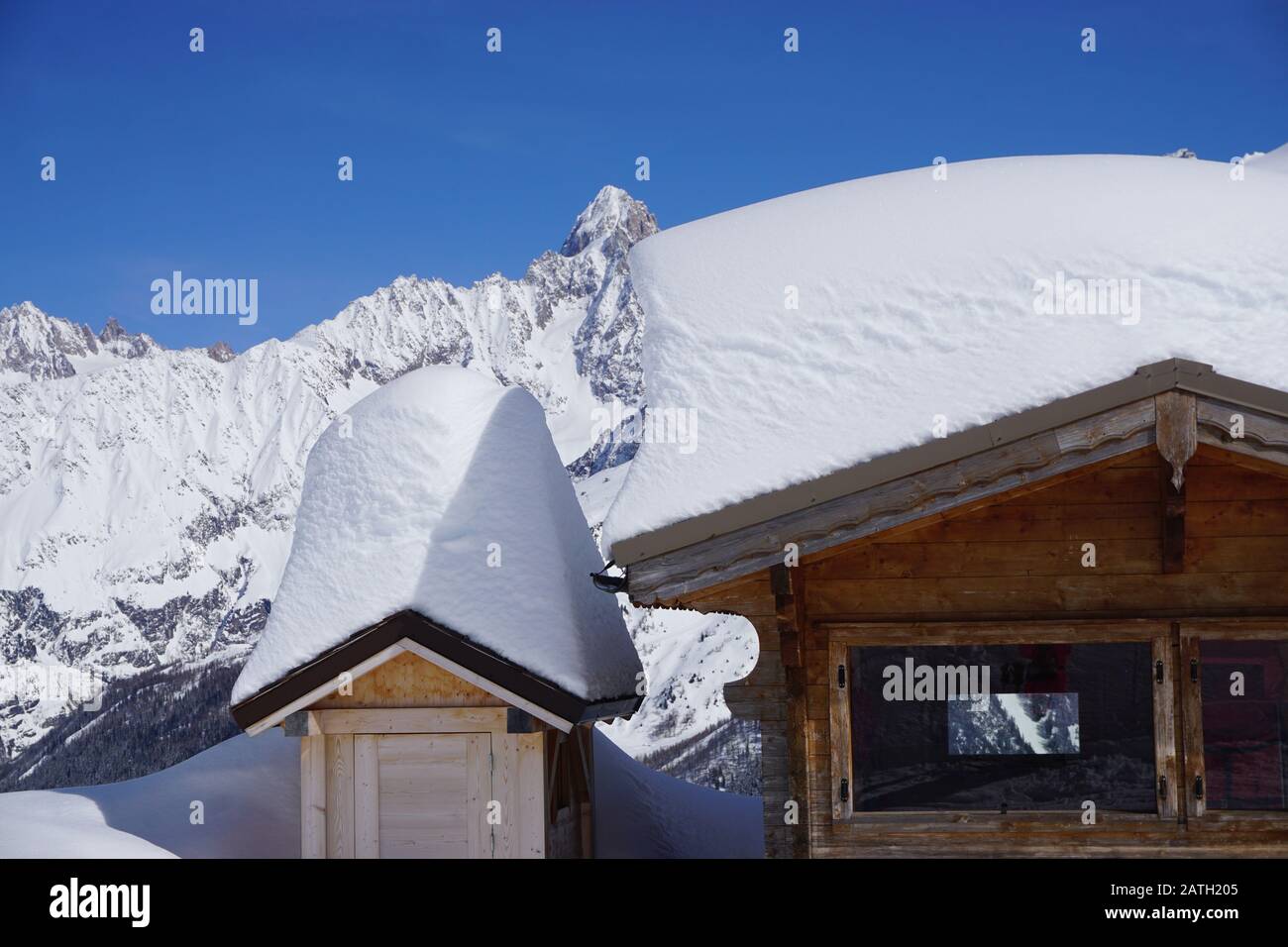 Piled high snow hi-res stock photography and images - Alamy