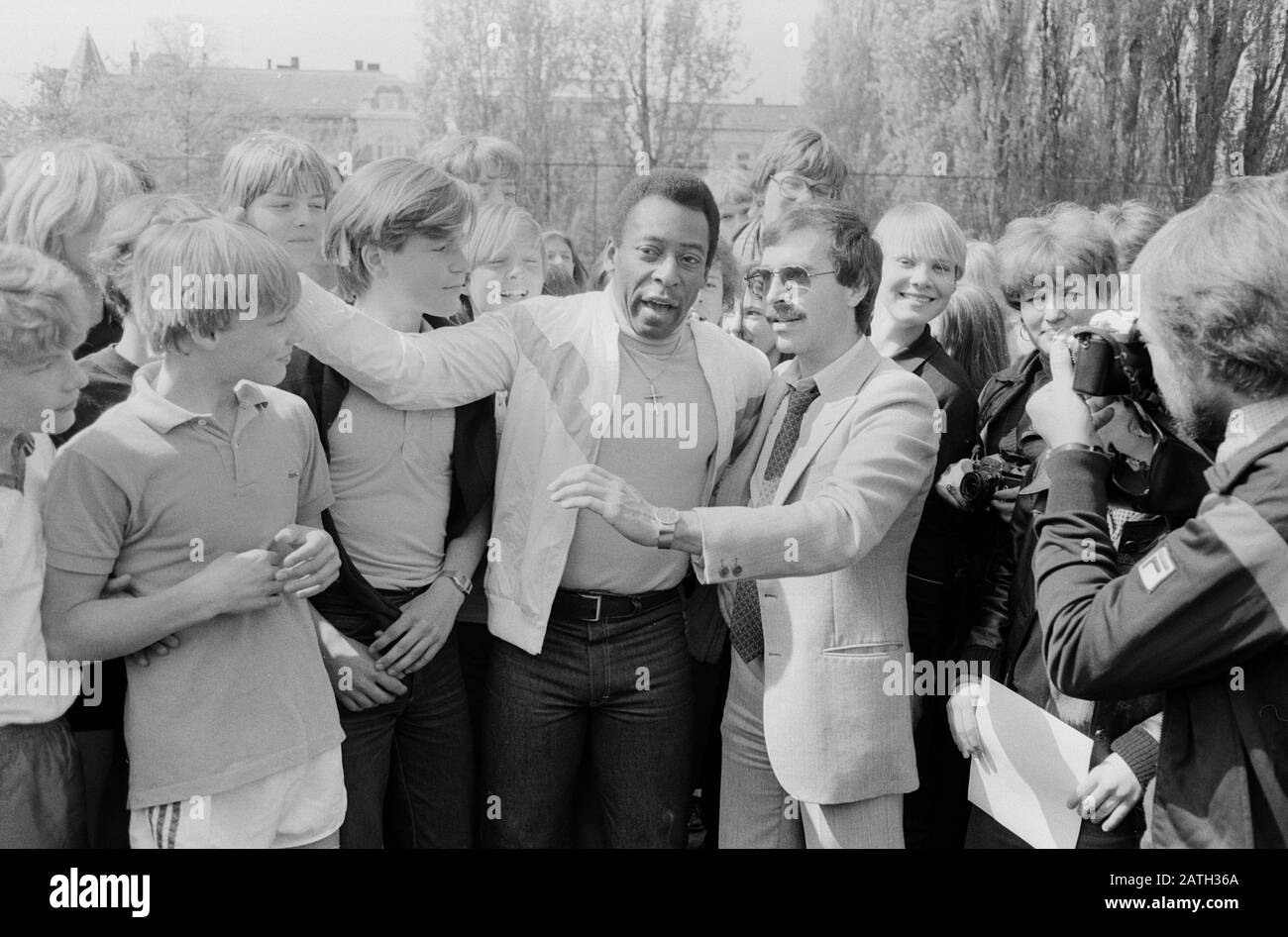 Pele, brasilianischer Fußballspieler, trifft Fans und zeigt Tricks mit ...