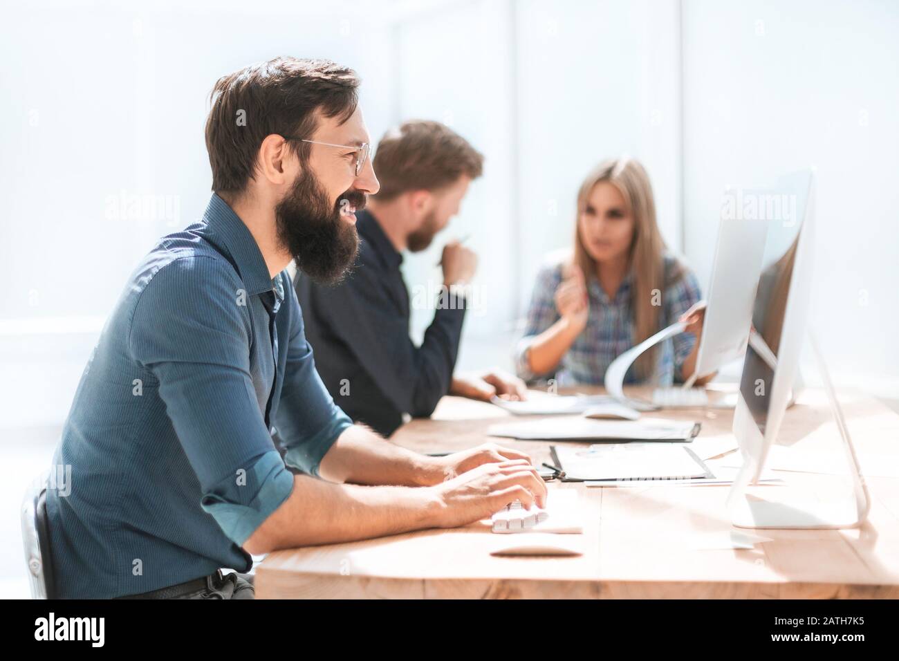 Employees working together computer hi-res stock photography and images ...