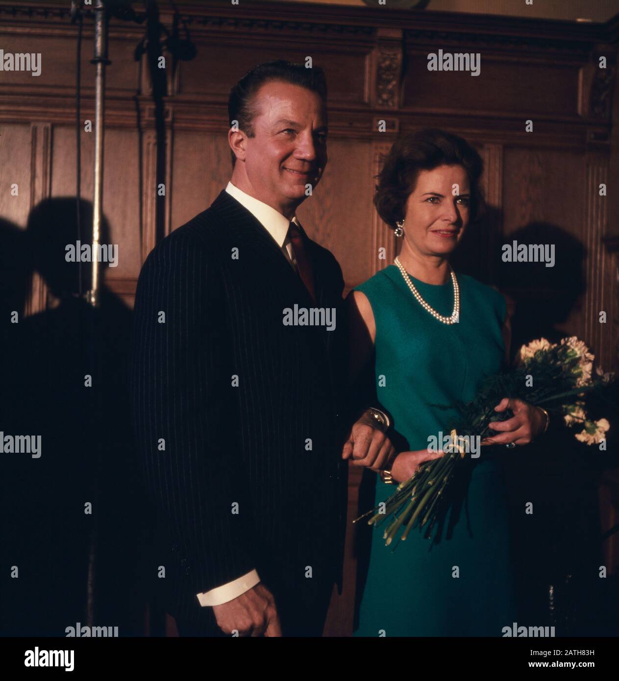 Der Tenor und Opernsänger Rudolf Schock auf einem Foto mit einer ...