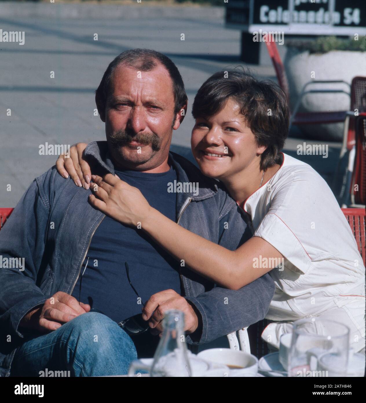 Der Schauspieler und Fotograf Heinz Schubert posiert mit seiner Frau ...