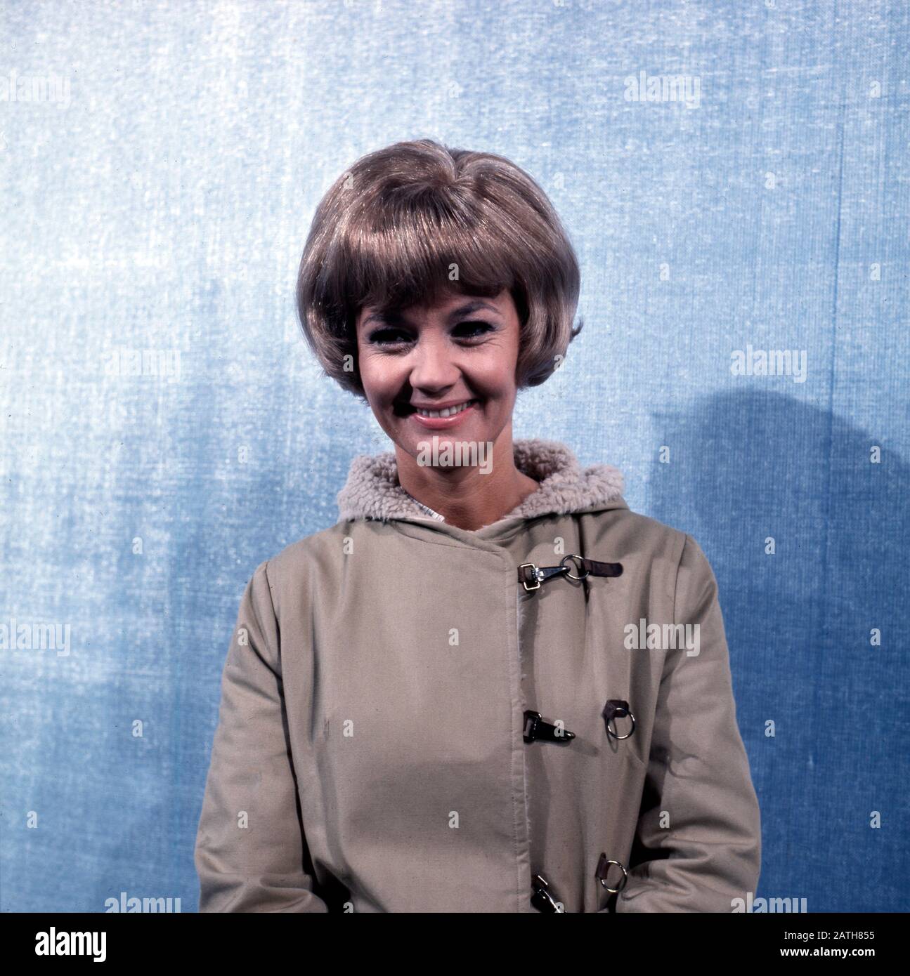 Die Schweizer Schauspielerin Liselotte Pulver steht vor einem blauen ...