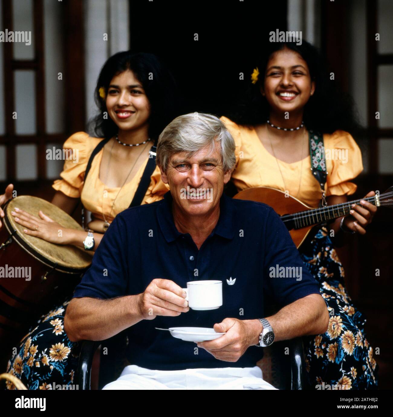 Der deutsche Schauspieler Siegfried Rauch mit einer örtlichen Band, Sri ...