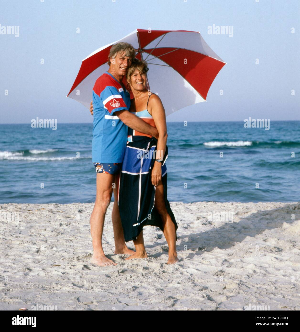 Der deutsche Schauspieler Siegfried Rauch mit seiner Frau am Strand ...
