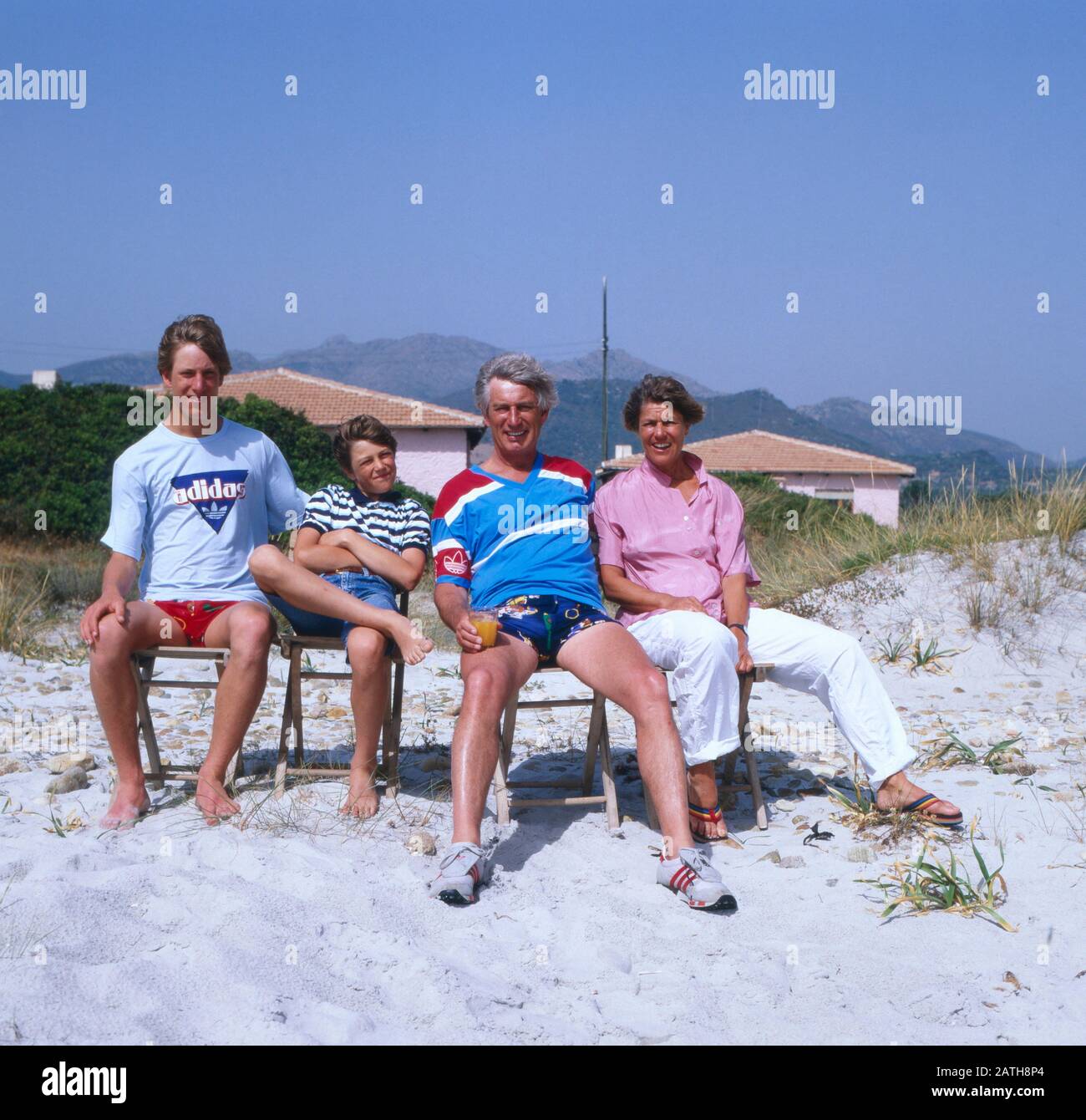 Der deutsche Schauspieler Siegfried Rauch mit seiner Familie am Strand ...