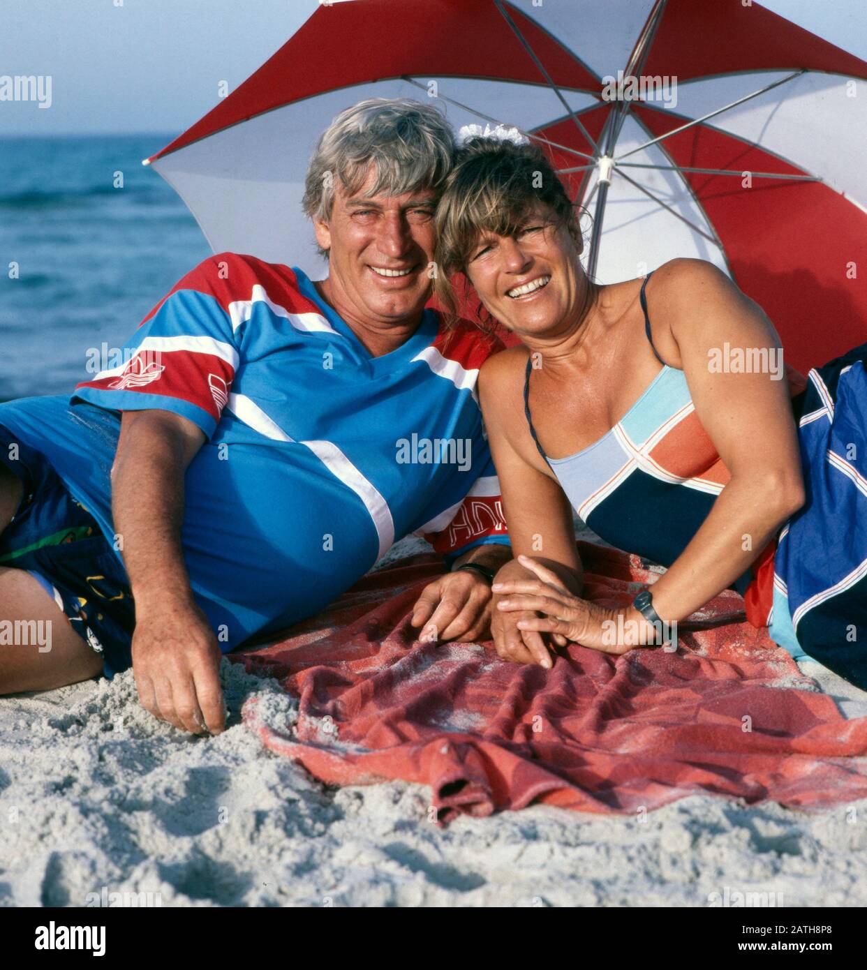 Der deutsche Schauspieler Siegfried Rauch mit seiner Frau am Strand ...