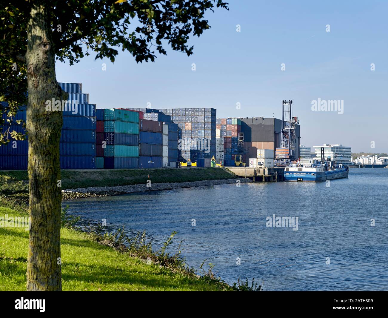 Container handling station hi-res stock photography and images - Alamy