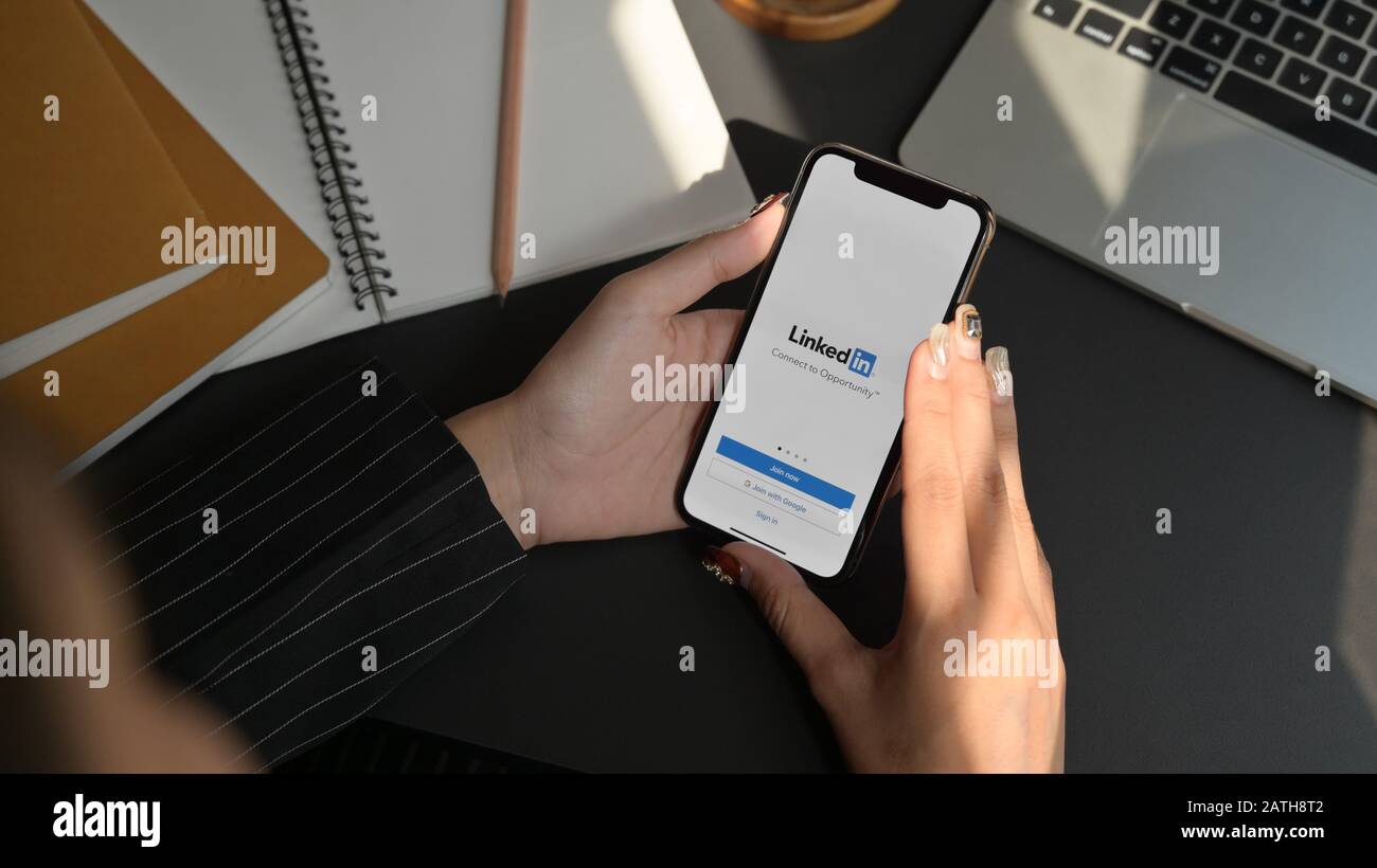 Linkedin black hi-res stock photography and images - Alamy