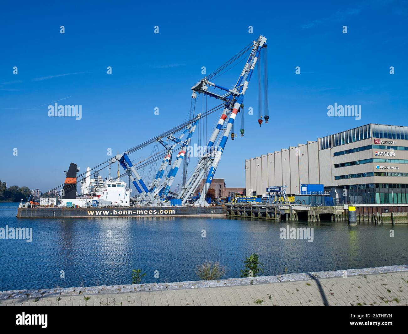 Floating sheerleg crane hi-res stock photography and images - Alamy