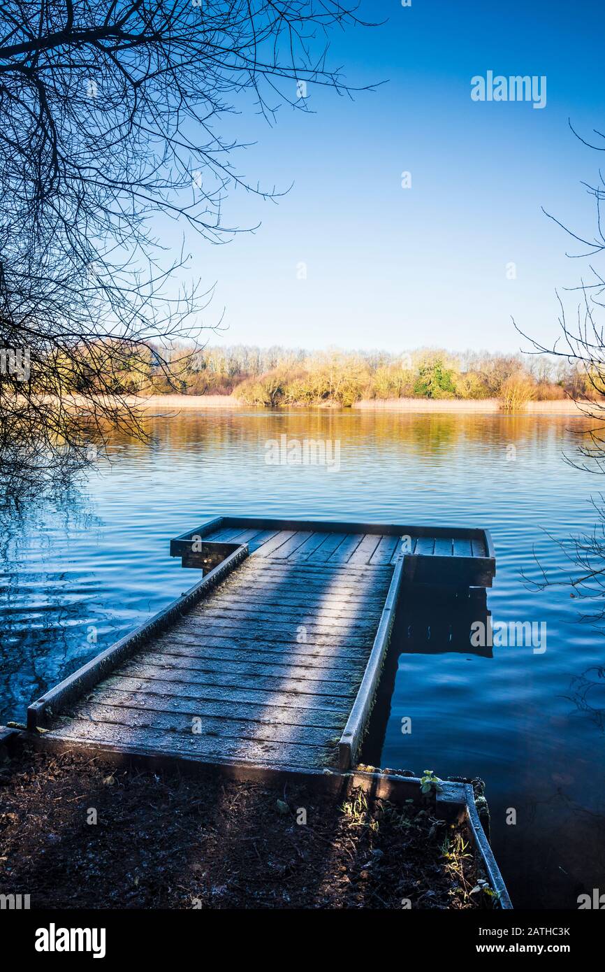 A cold, sunny winter's morning on Coate Water in Swindon Stock Photo ...