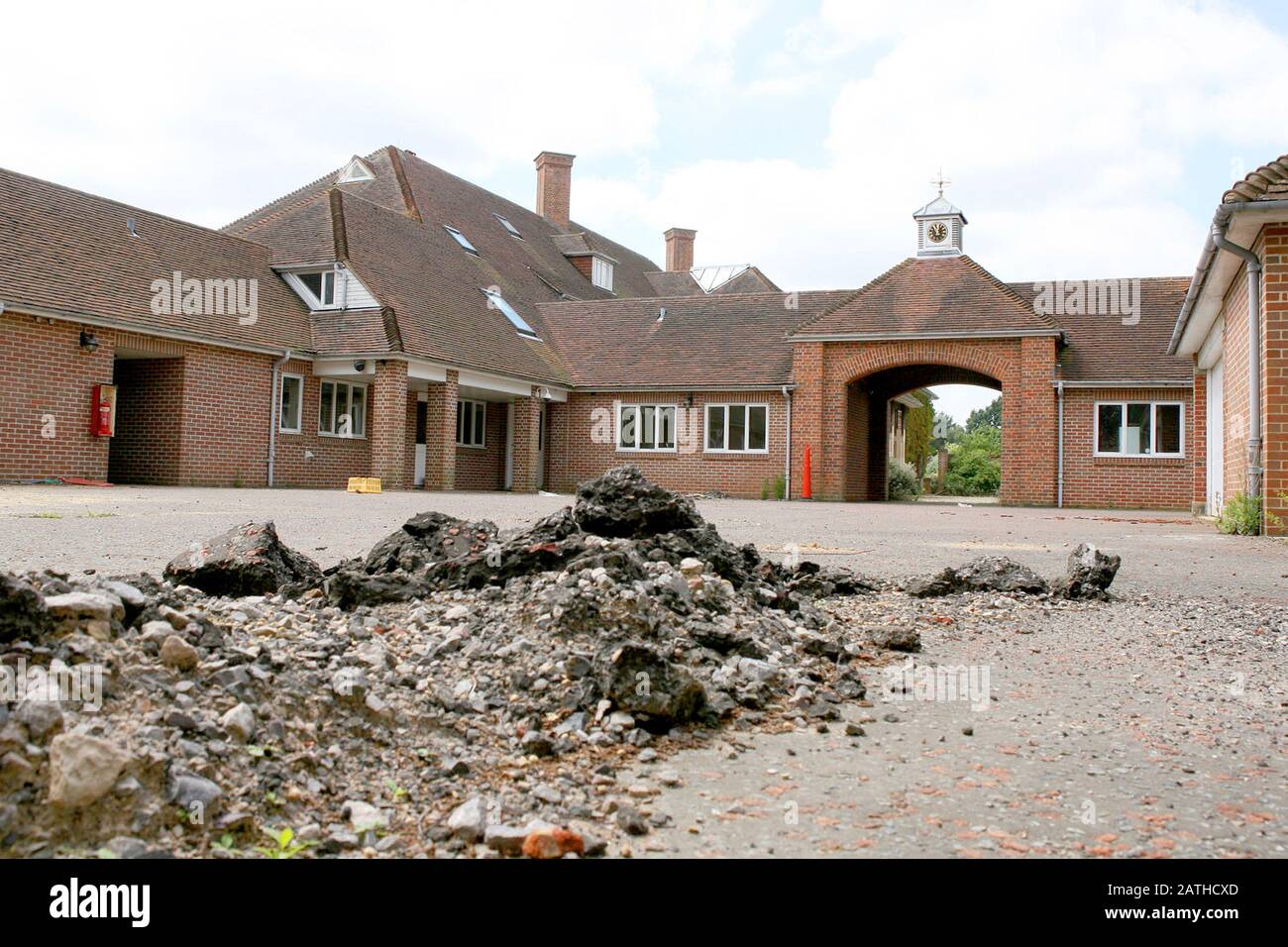 House garden swimming pool uk hi-res stock photography and images - Alamy