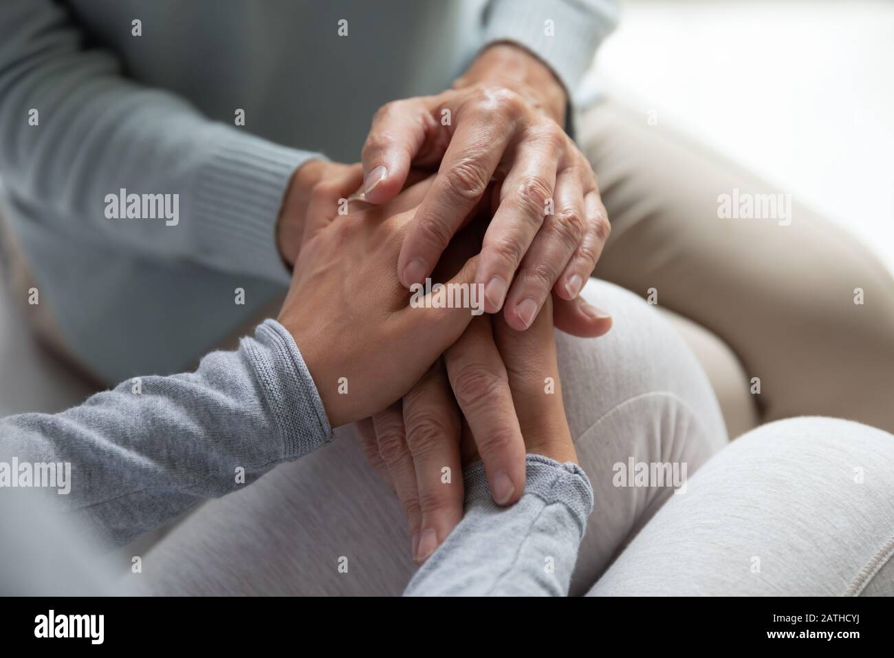 Mother daughter show hand hi-res stock photography and images - Alamy