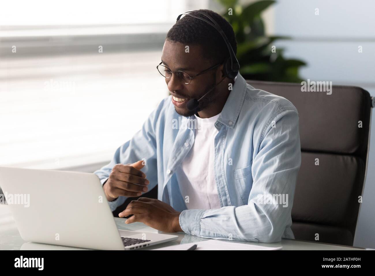 Telemarketer hi-res stock photography and images - Alamy