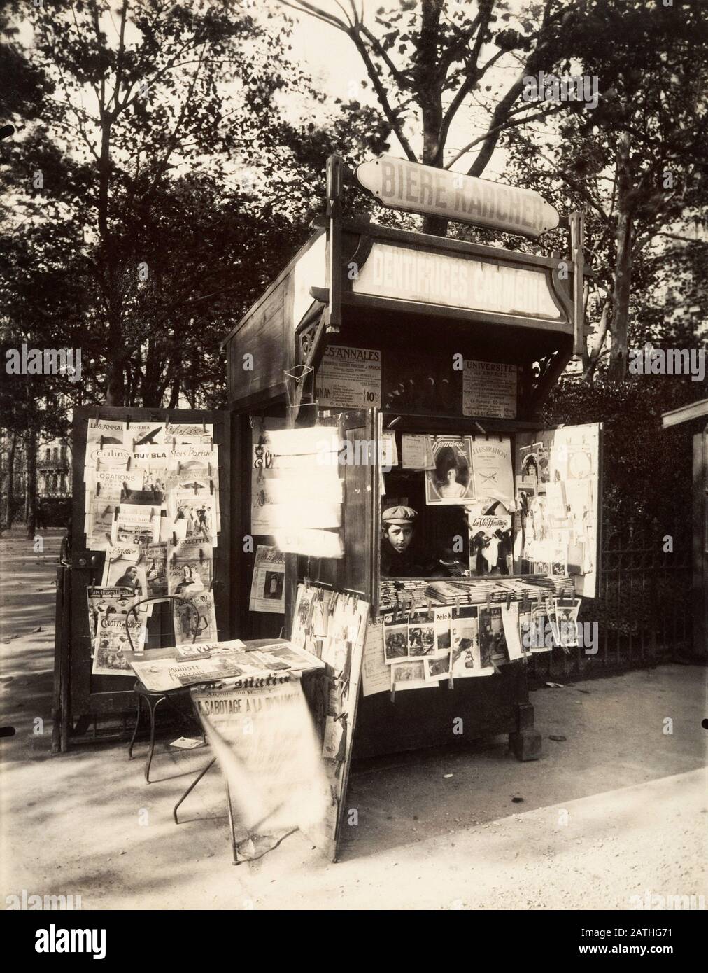 Newspaper kiosk paris hi-res stock photography and images - Alamy