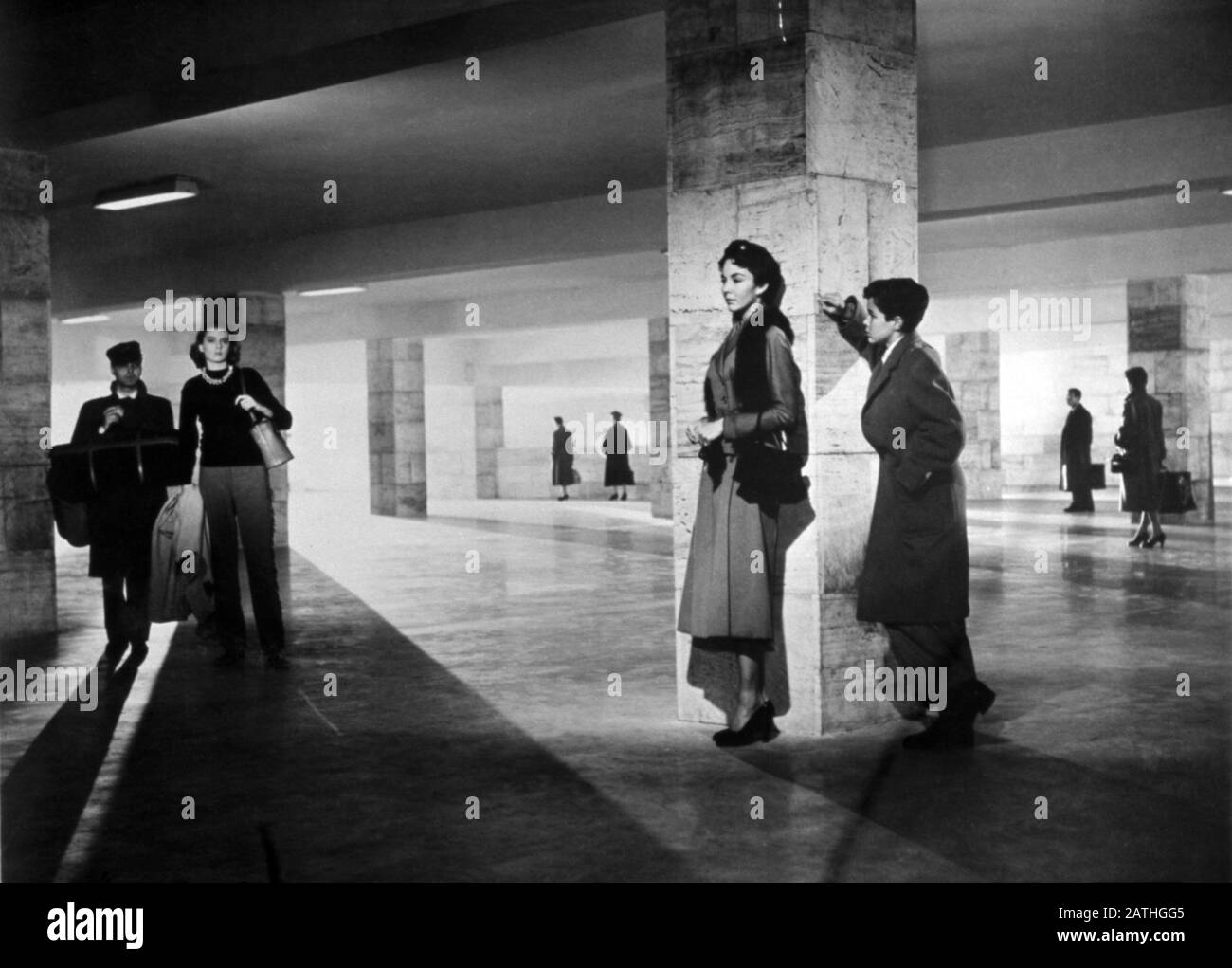 Stazione Termini Year: 1953 USA / Italy Director: Vittorio De Sica ...