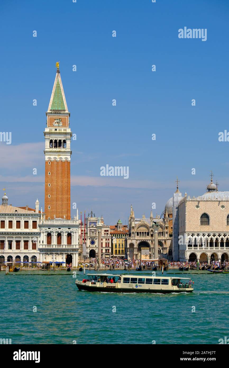 Tourists sightseeing in Venice's most famous square San Marco Stock ...