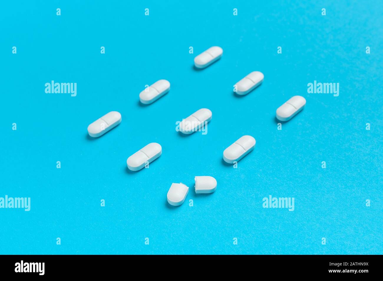 White oval pill hi-res stock photography and images - Alamy