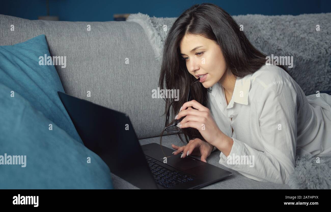 Lady reading hi-res stock photography and images - Alamy