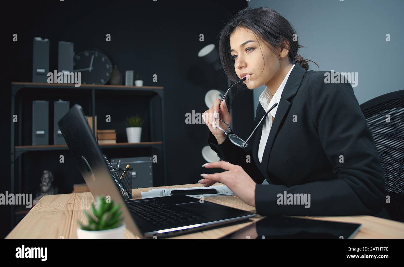 Reading from laptop hi-res stock photography and images - Alamy