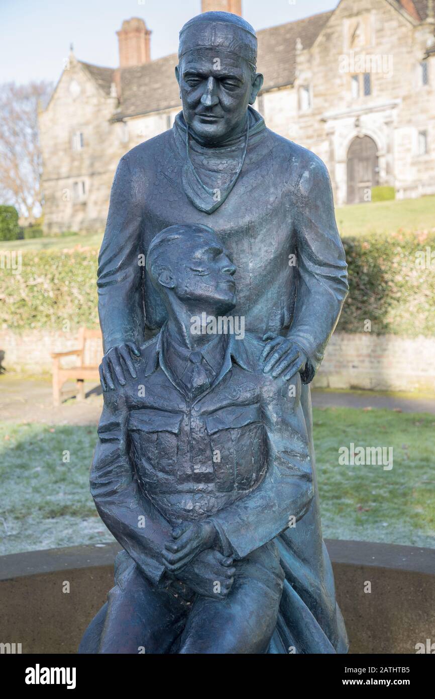 Sir archibald mcindoe statue hi-res stock photography and images - Alamy