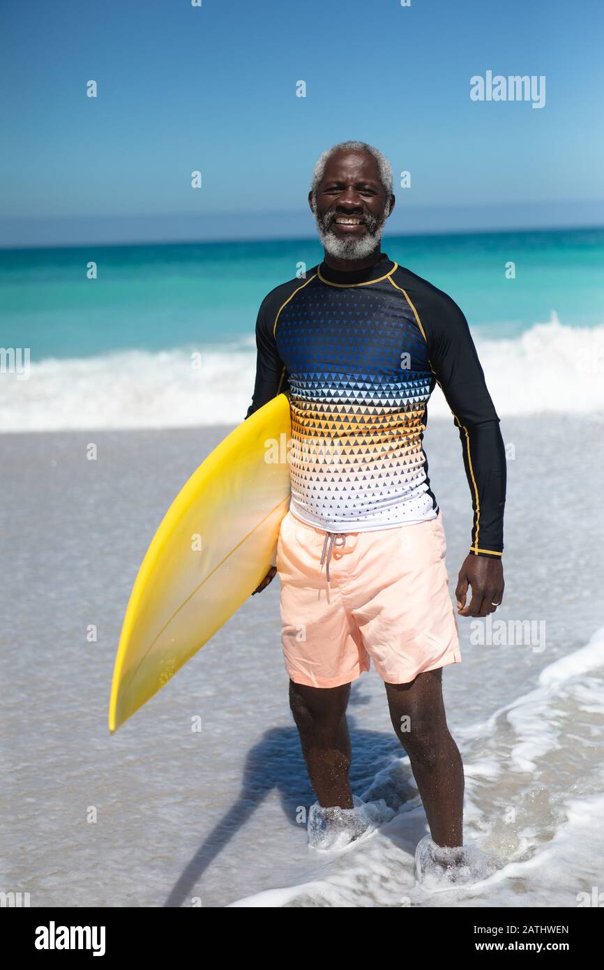 Old man carrying hi-res stock photography and images - Alamy
