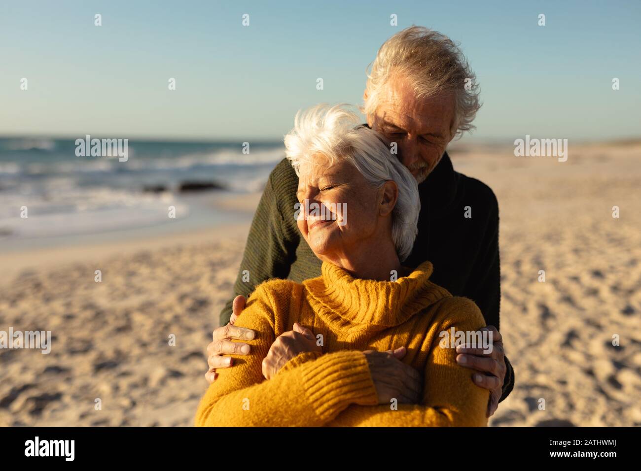 Old couple in love at the beach Stock Photo - Alamy