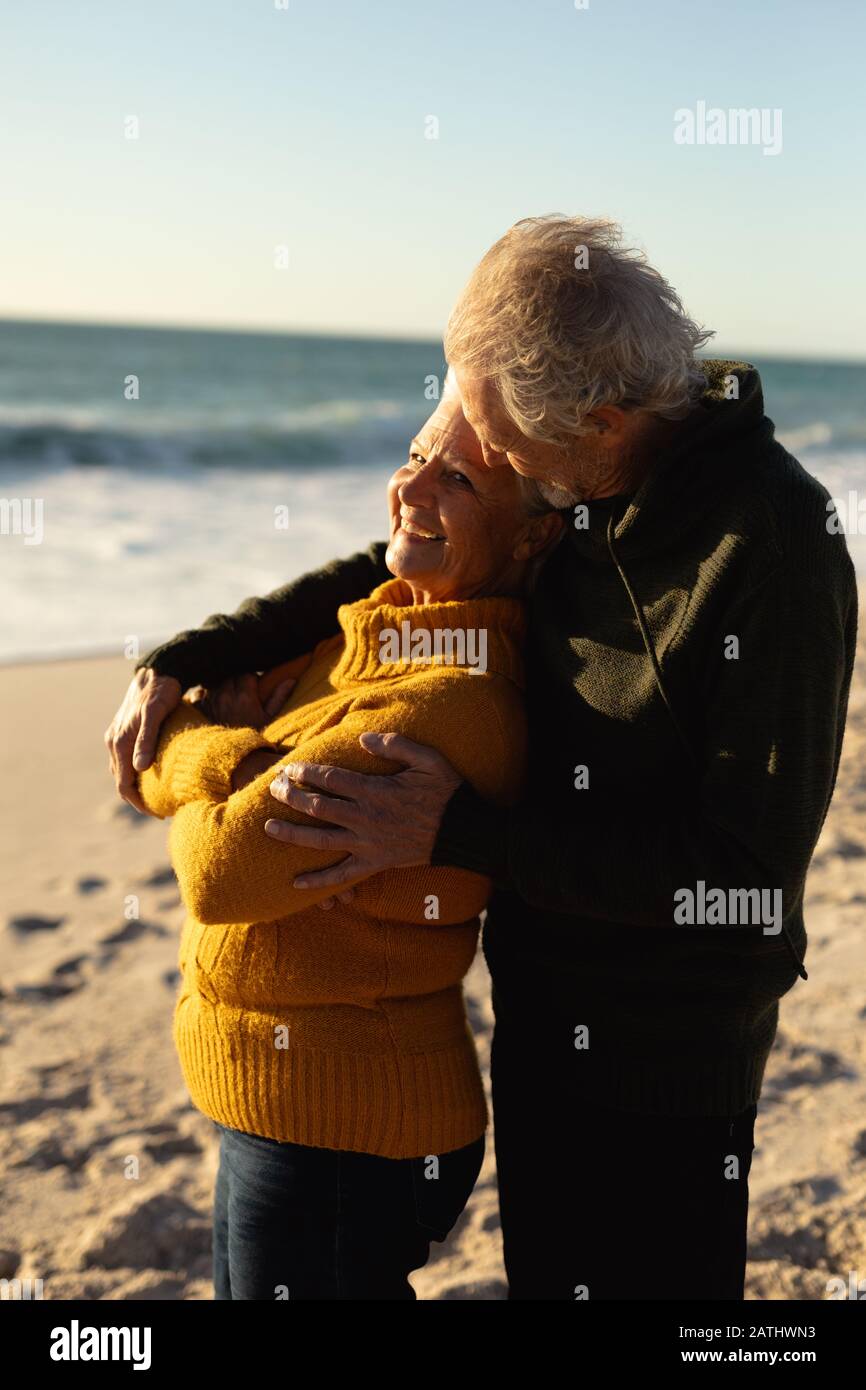 Old couple in love at the beach Stock Photo - Alamy