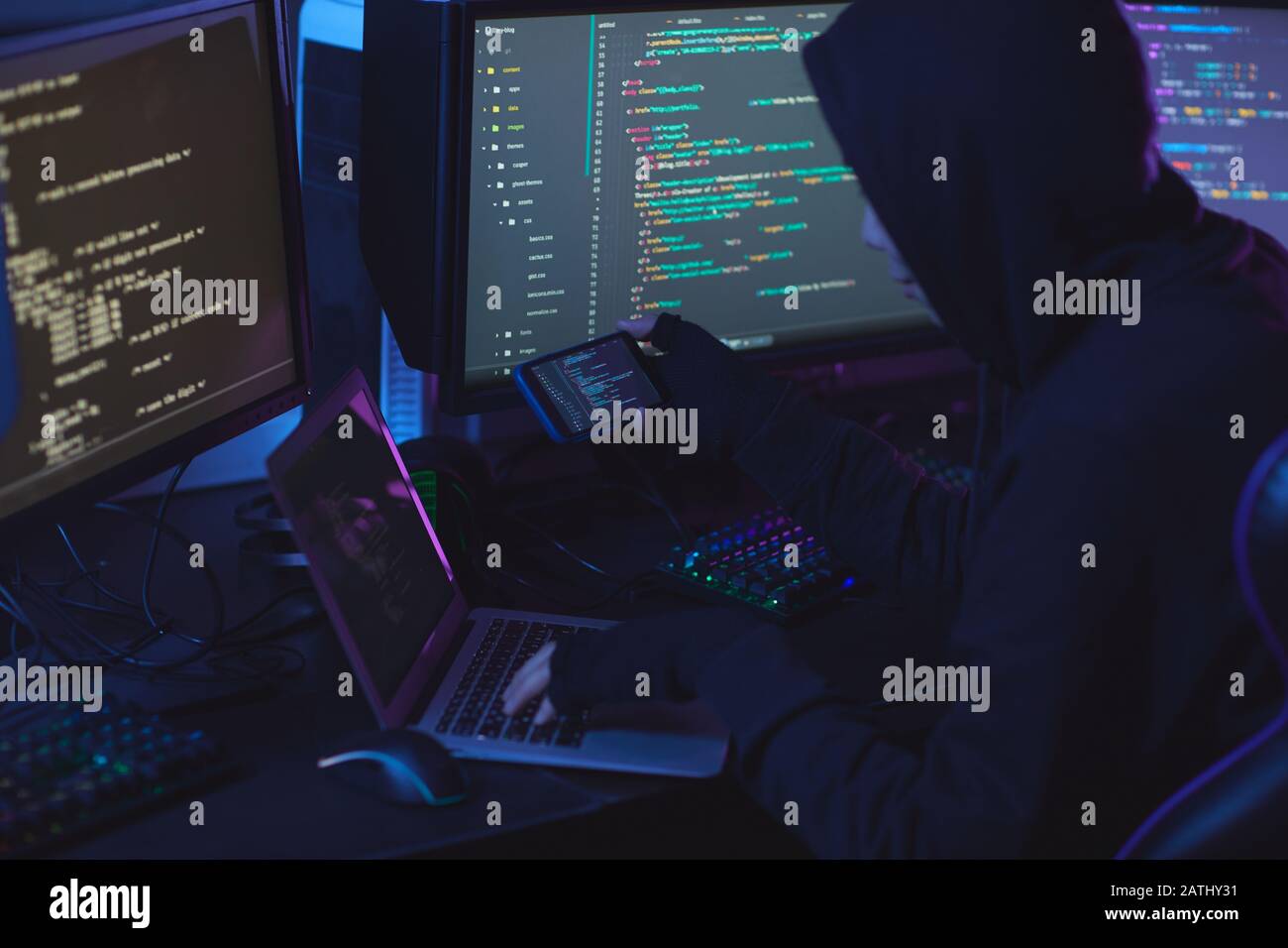 Hacker programming hi-res stock photography and images - Alamy