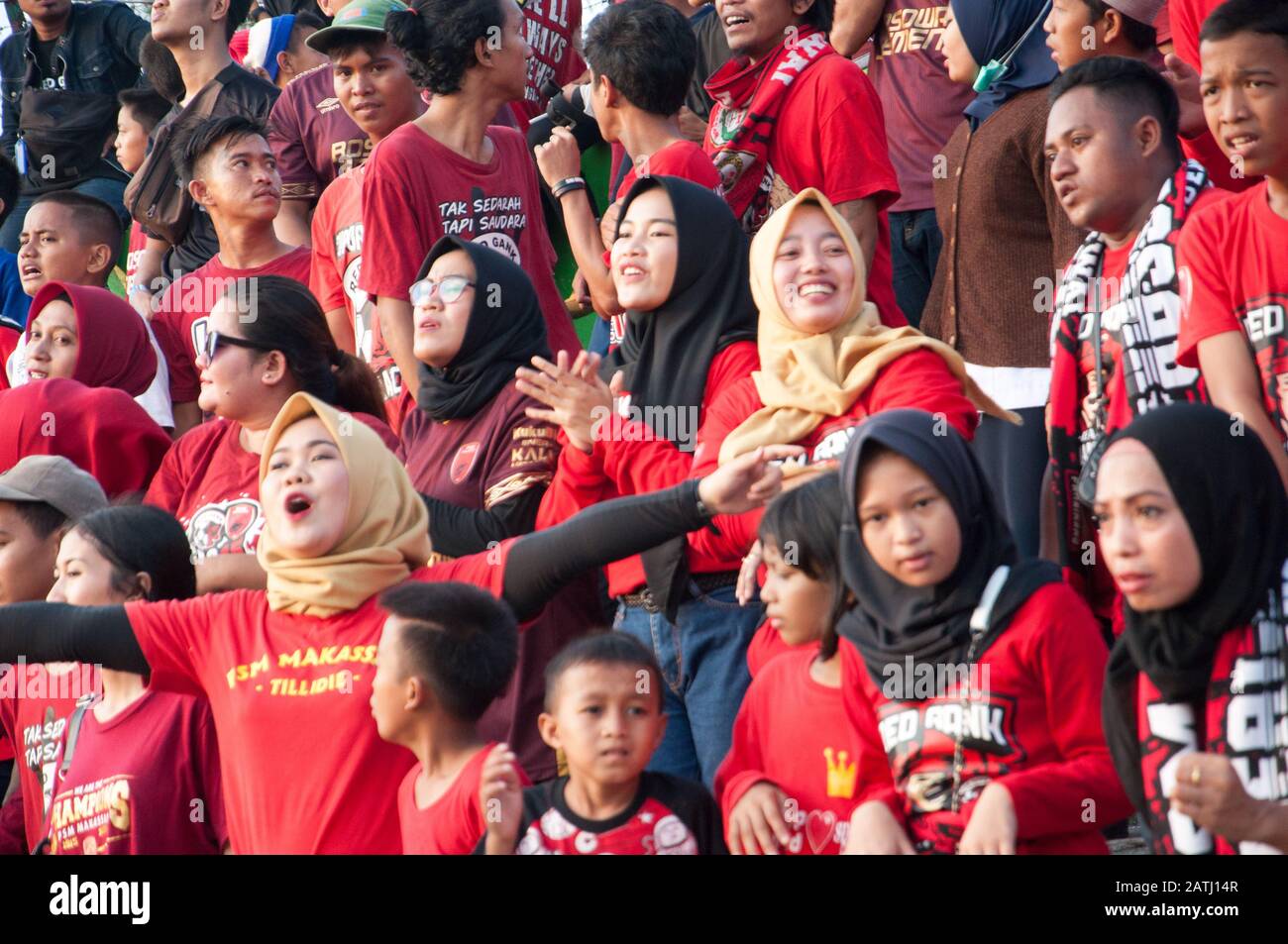 Crowd watching a gaming tournament Stock Photo - Alamy
