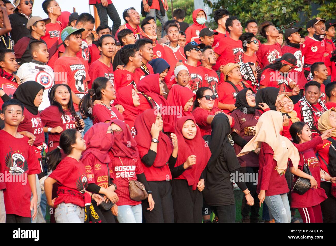 Crowd watching a gaming tournament Stock Photo - Alamy