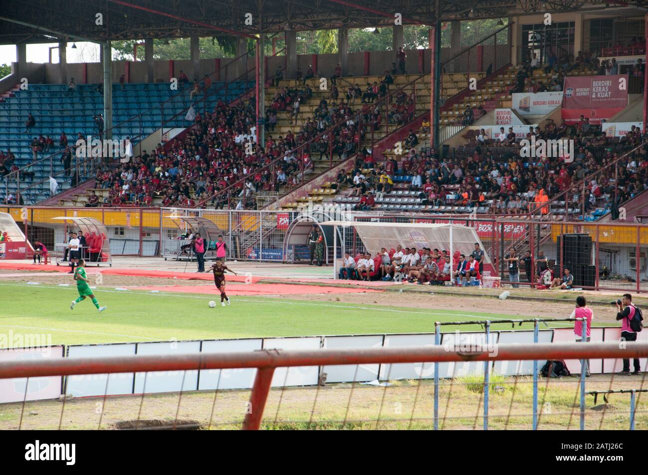 Crowd watching a gaming tournament Stock Photo - Alamy