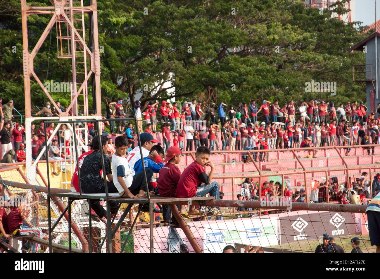 Crowd watching a gaming tournament Stock Photo - Alamy