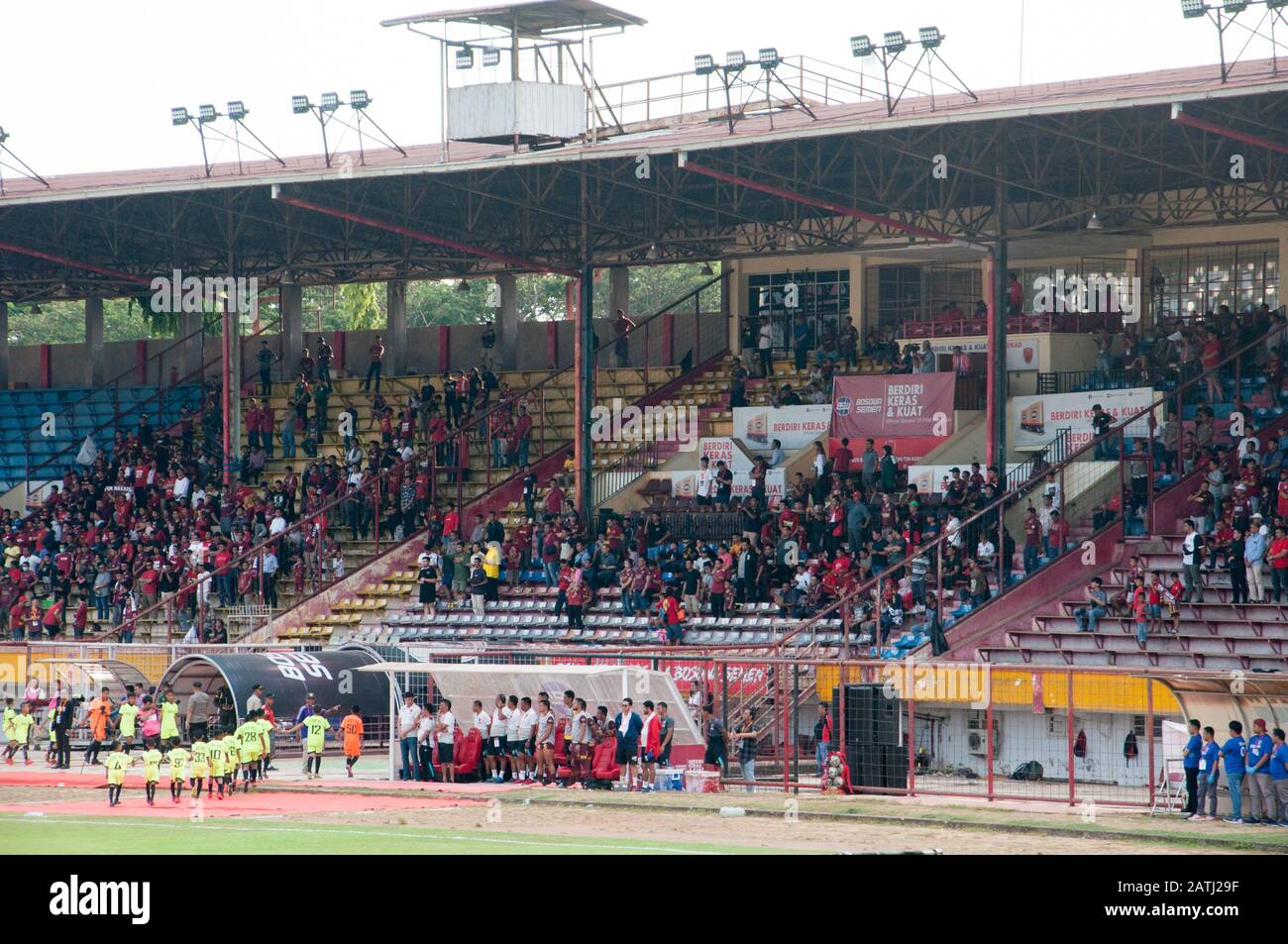 Crowd watching a gaming tournament Stock Photo - Alamy