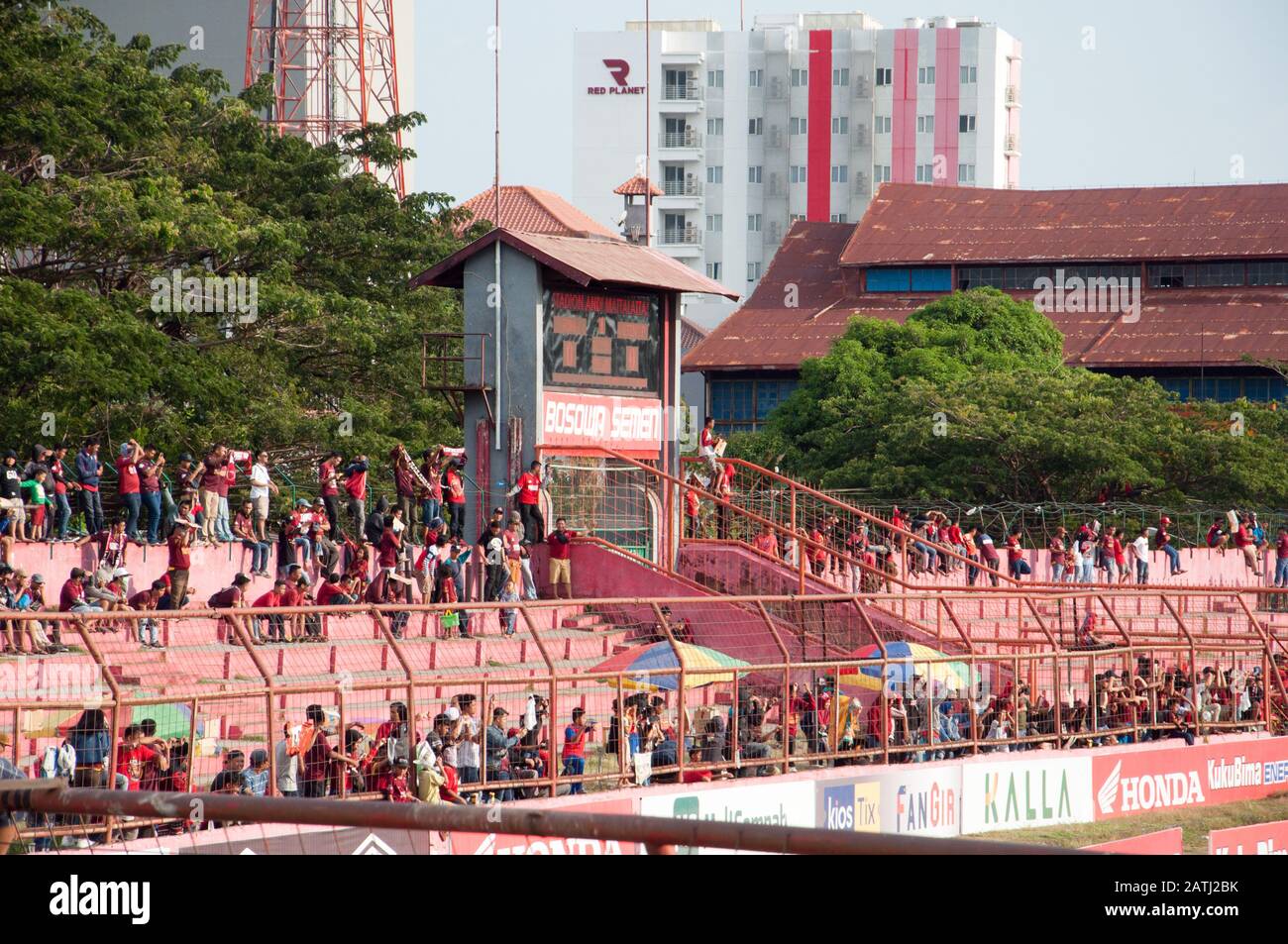 Crowd watching a gaming tournament Stock Photo - Alamy